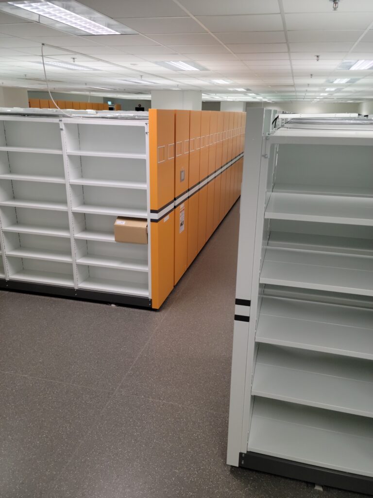 A library reserve stack in Hong Kong | 香港の新たな大規模書庫施設へ、電動移動棚システム約860台を納入 ...