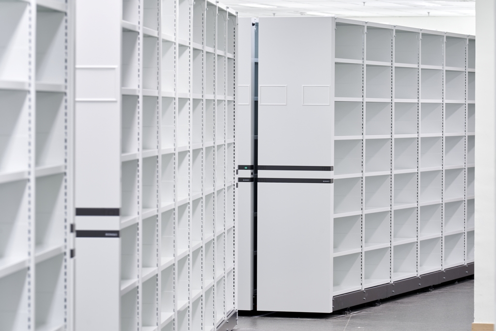 A library reserve stack in Hong Kong | 香港の新たな大規模書庫施設へ、電動移動棚システム約860台を納入 ...