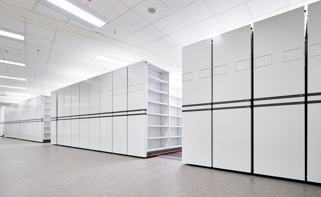 A library reserve stack in Hong Kong | 香港の新たな大規模書庫施設へ、電動移動棚システム約860台を納入 ...