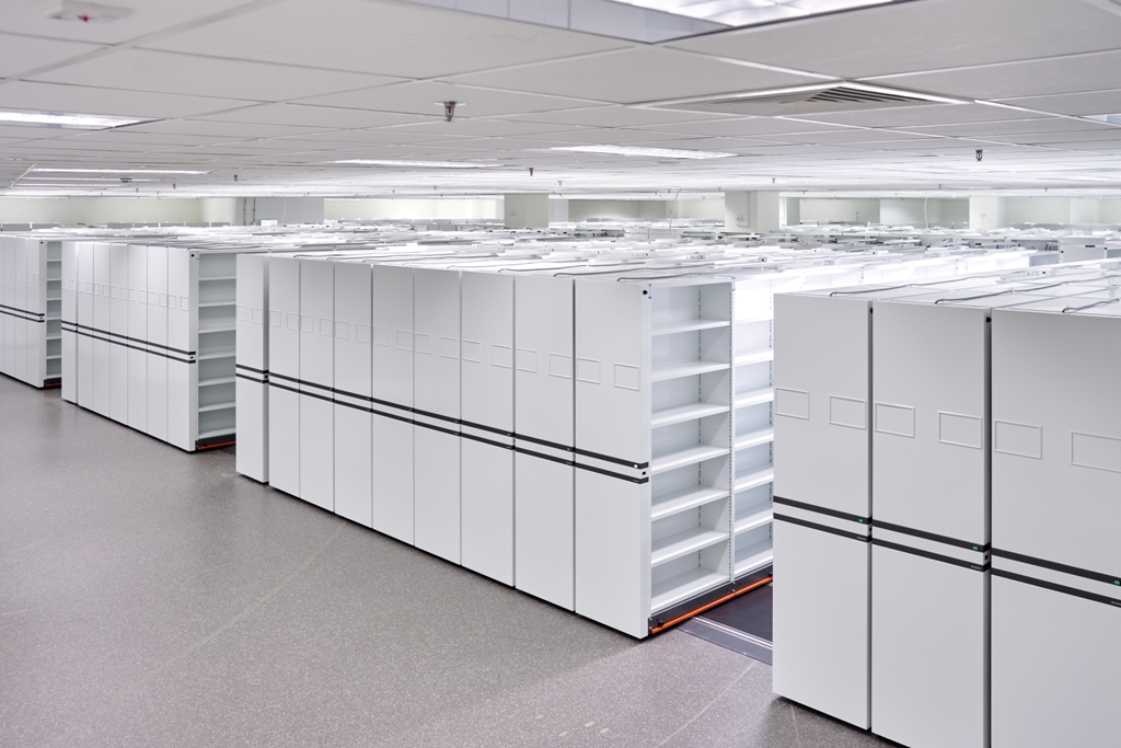 A library reserve stack in Hong Kong | 香港の新たな大規模書庫施設へ、電動移動棚システム約860台を納入 ...